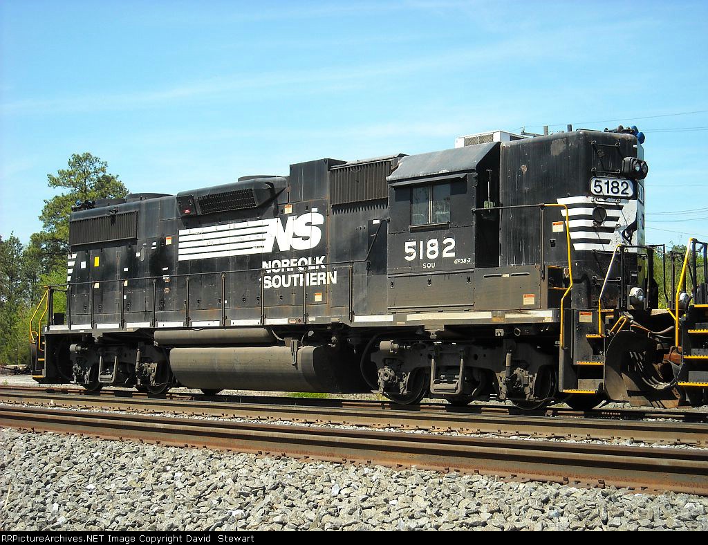 NS GP38-2 5182